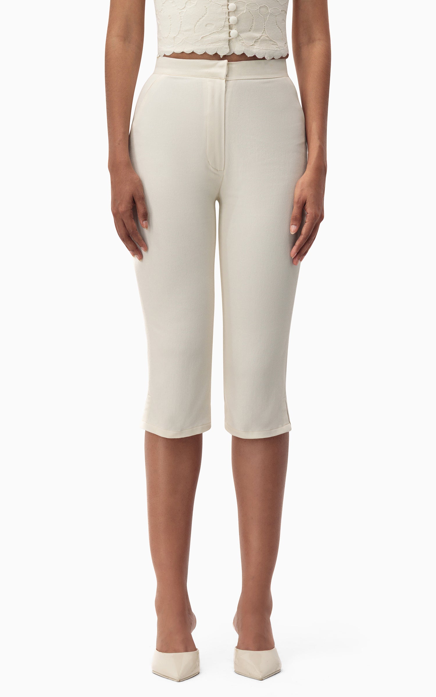 JUNIE CAPRI Off‑White Denim Capris – Sleek Fit with Slits